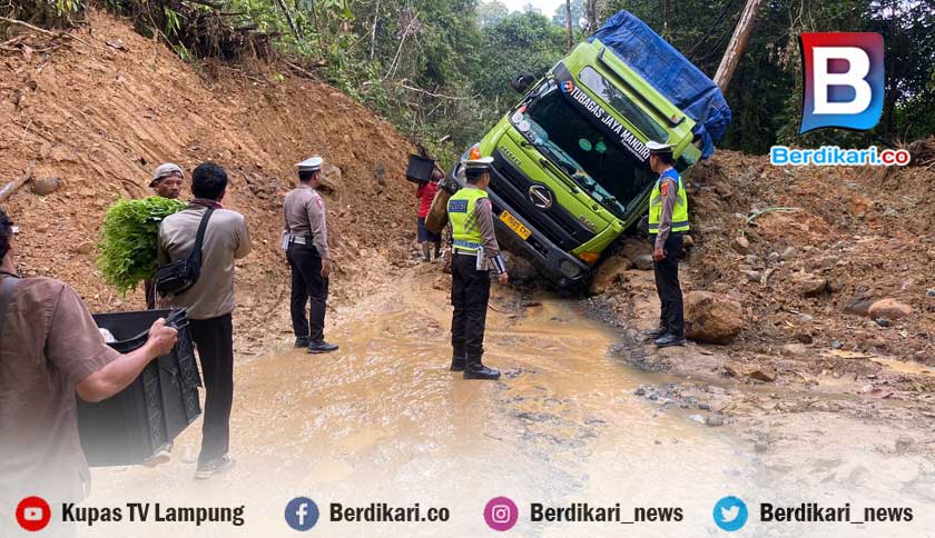 Berdikari - Arus Lalin di Jalan Nasional Lambar Terhambat Akibat Truk Fuso Terjebak Sisa ...