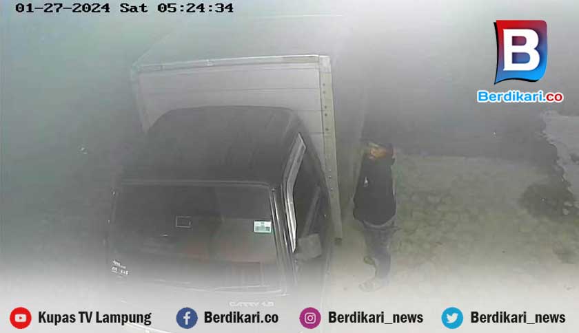 Berdikari - Dua Pria Terekam CCTV Gasak Mobil Pick Up di Bandar Lampung Berdikari - Dua Pria Terekam CCTV Gasak Mobil Pick Up di Bandar Lampung