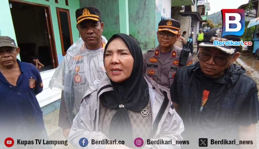 Berdikari - Eva Dwiana Salurkan Bantuan untuk Korban Banjir di Panjang
