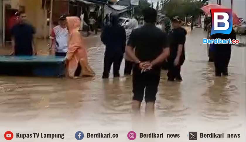 Berdikari - Hujan Deras Picu Banjir di Kalianda, Akses Jalan dan Permukiman Tergenang