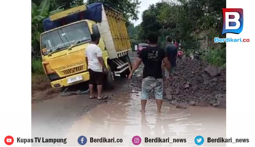 Berdikari - Tumpukan Sampah di Pintu Jalan Bulaksari Metro Dikeluhkan Warga