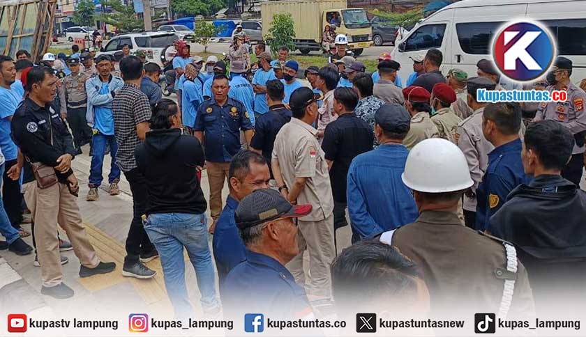 Berdikari - Kericuhan Warnai Eksekusi Lahan di Sukarame Bandar Lampung Berdikari - Kericuhan Warnai Eksekusi Lahan di Sukarame Bandar Lampung