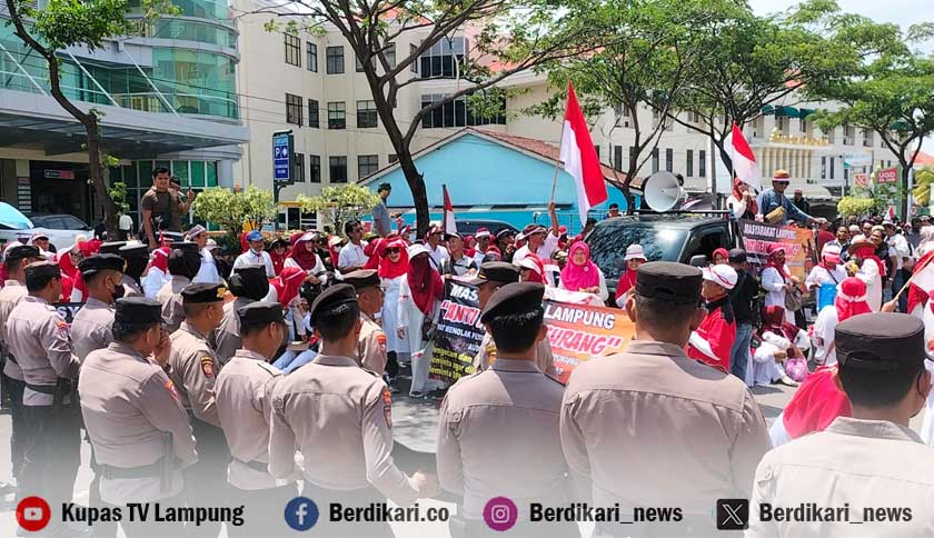 Berdikari - Massa Demo di KPU Lampung: Kecurangan Pemilu Terstruktur ...