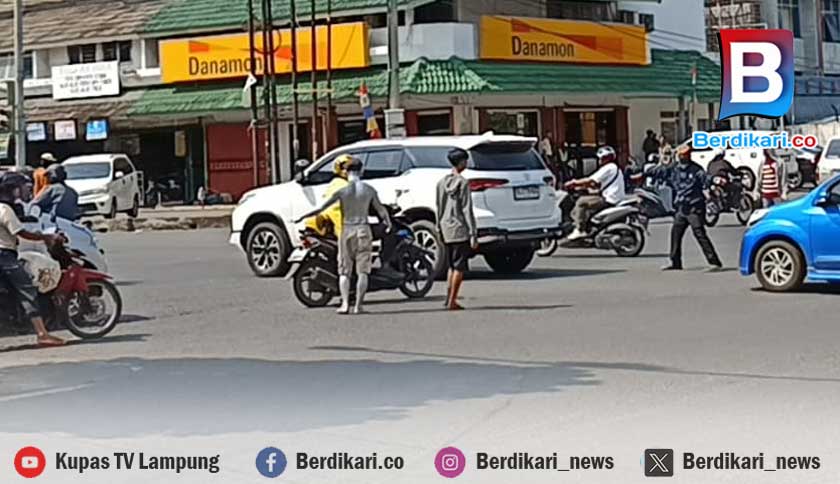 Berdikari - Pak Ogah dan Manusia Silver Bantu Urai Kemacetan di Way Halim Bandar Lampung